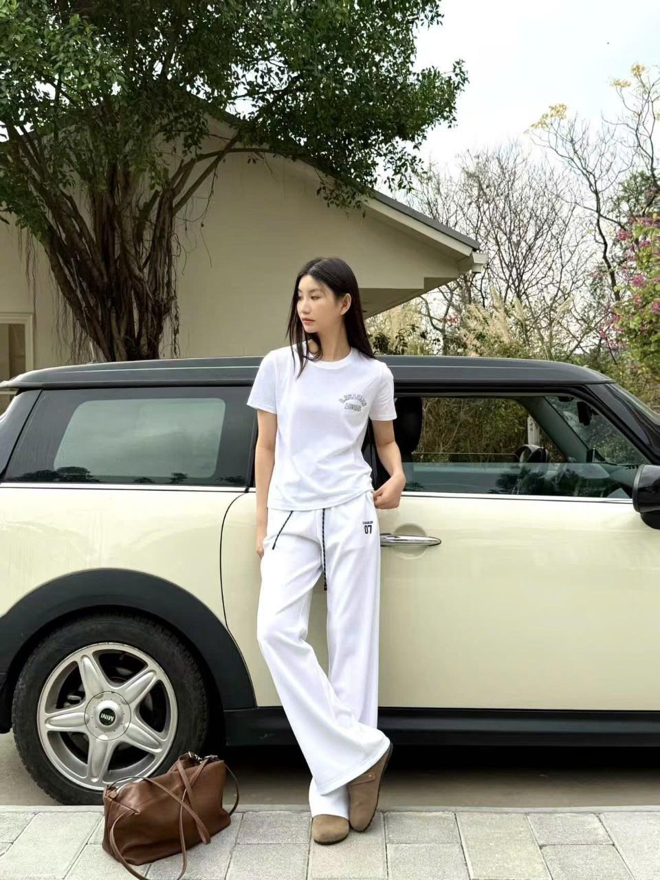 Phong cách hàng ngày đa dạng của Chester Charles, sành điệu như nữ chí