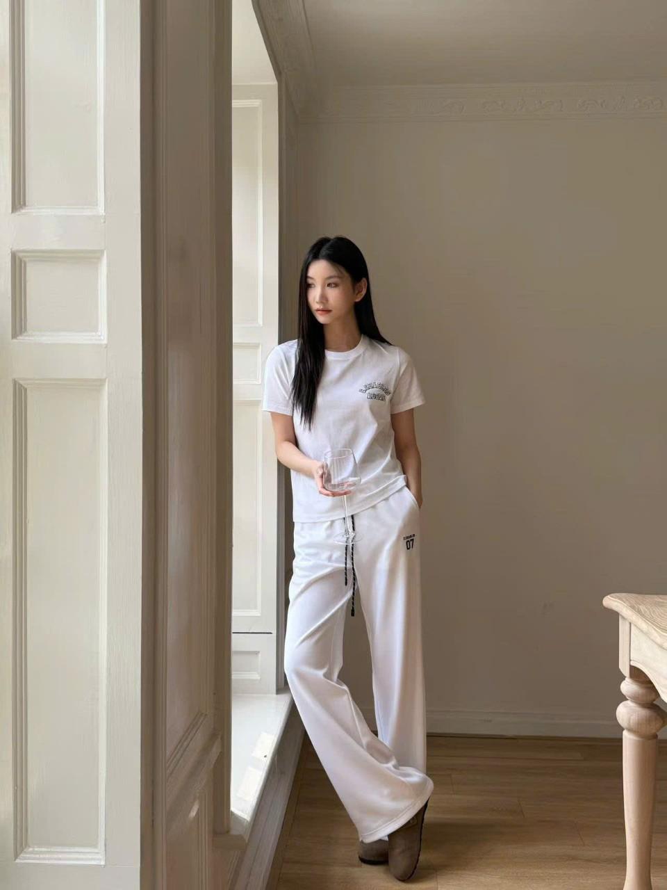 Phong cách hàng ngày đa dạng của Chester Charles, sành điệu như nữ chí
