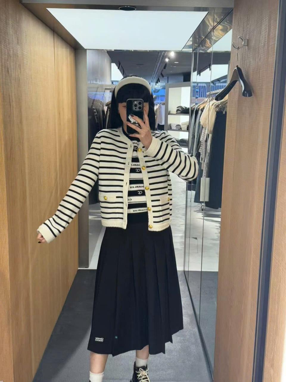 City Walk Chester Charles fashion | Trang phục đầy năng lượng cho năm