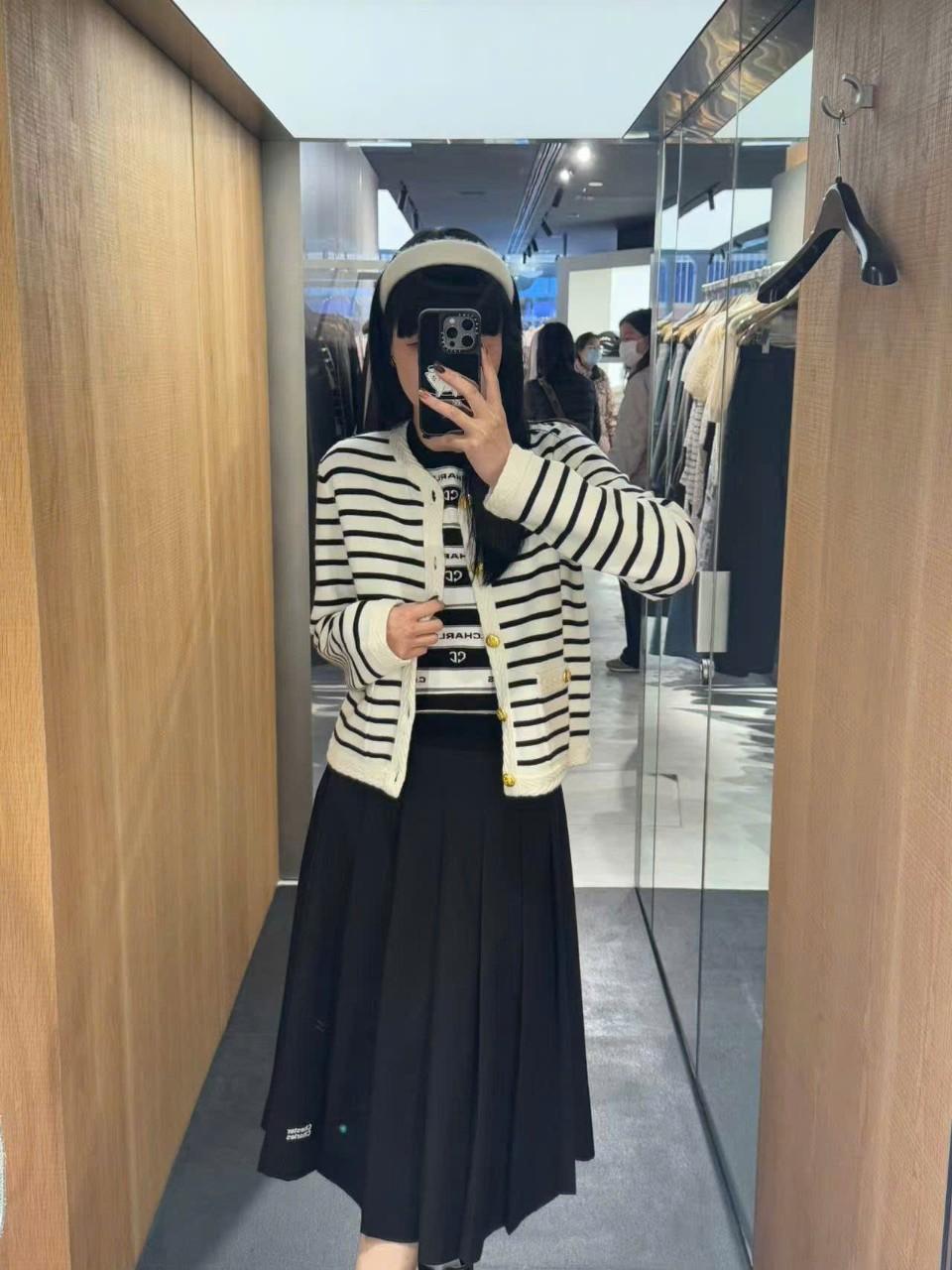 City Walk Chester Charles fashion | Trang phục đầy năng lượng cho năm